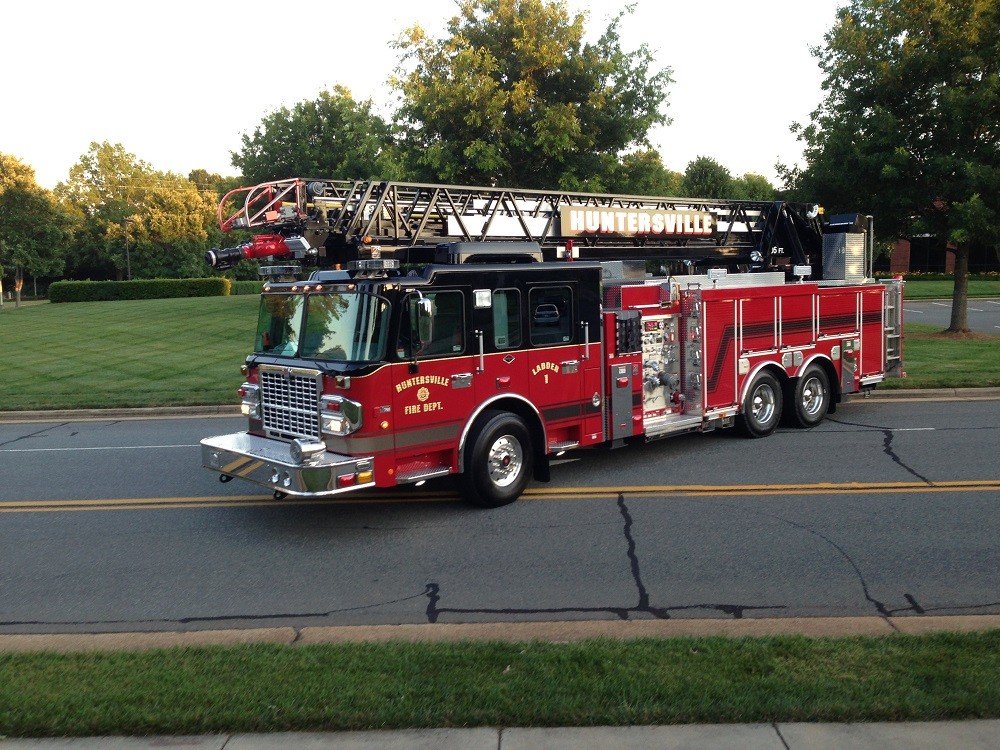pompier-Huntersville-FD-North-Carolina-Smeal-105-foot-ladder-truck ...