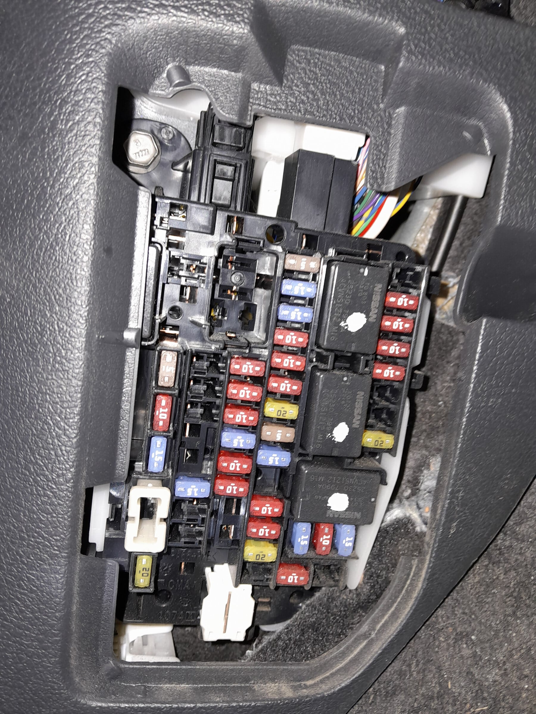 Voici les boîtes à fusibles de la Nissan Micra Visia Pack V K14 essence ...