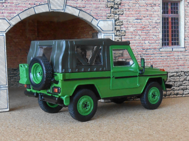 1986 Mercedes-Benz 240 GD Wagon SWB soft top (IXO Models) 02.png ...
