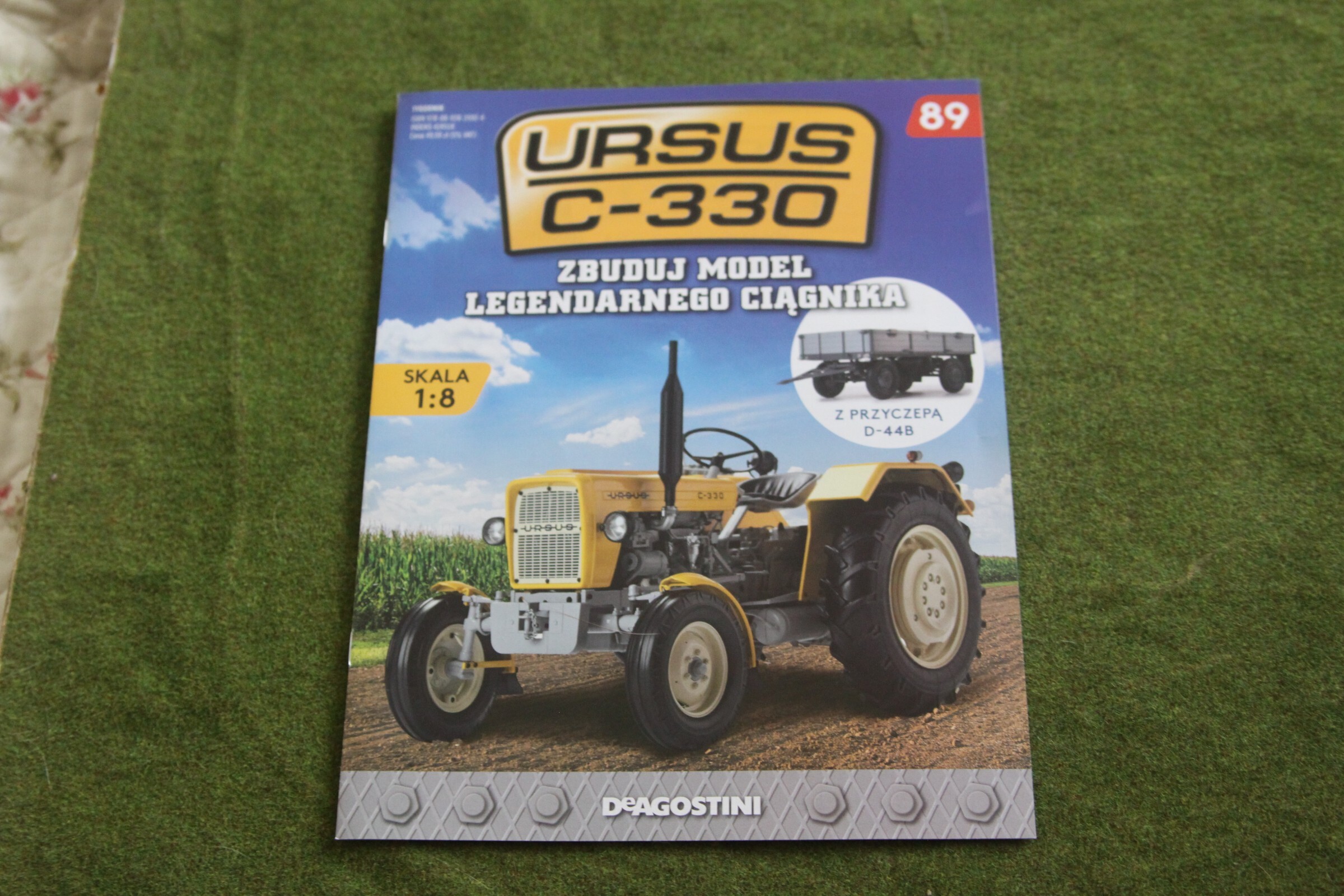 Assemblez le tracteur Ursus C-330 et sa remorque D-44B au 1/12 ...