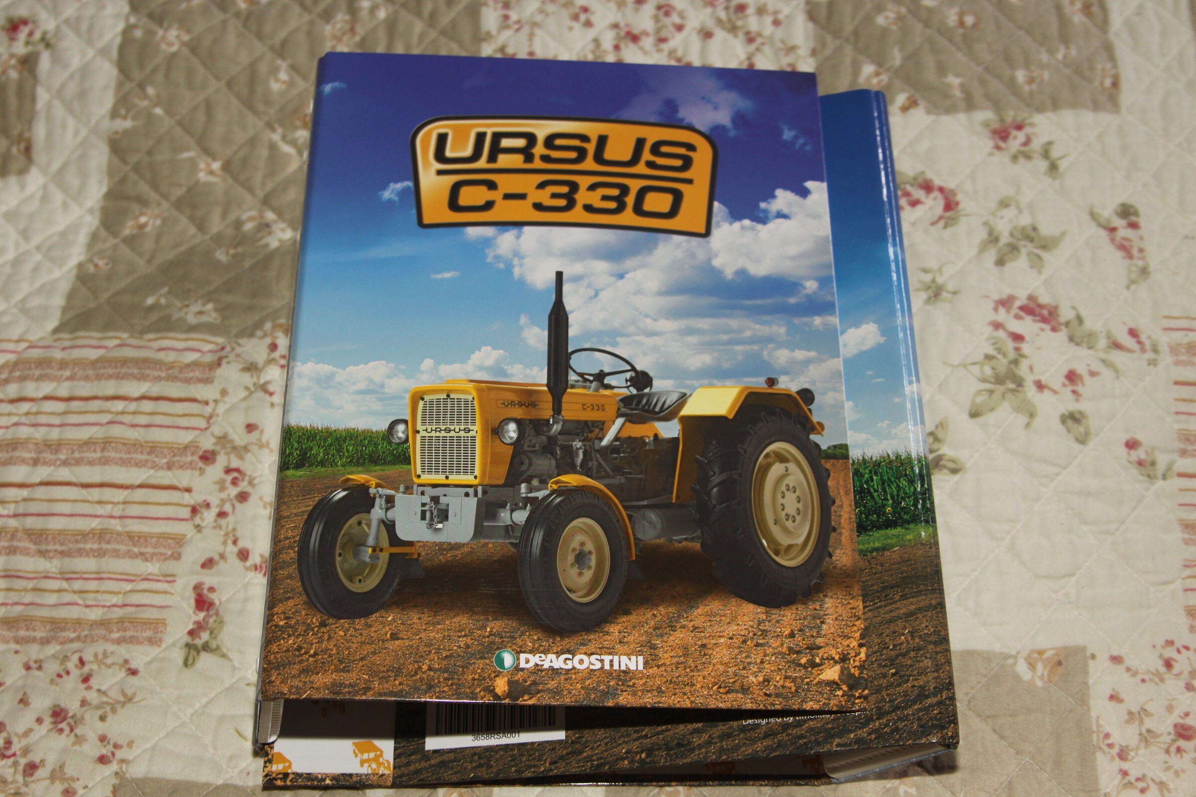 Assemblez le tracteur Ursus C-330 et sa remorque D-44B au 1/12 ...