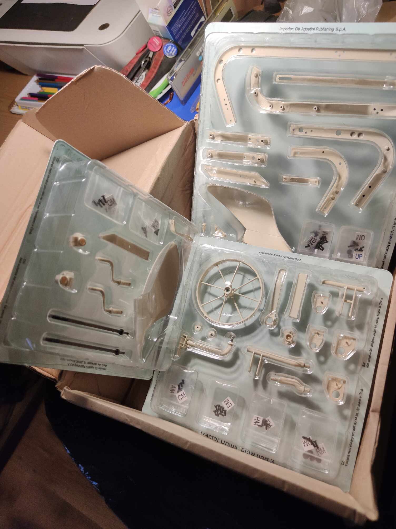 Assemblez le tracteur Ursus C-330 et sa remorque D-44B au 1/12 ...