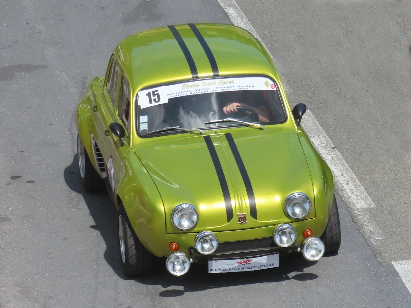 [Concours photos Renault] 03/26 - Une Renault avec des phares ...