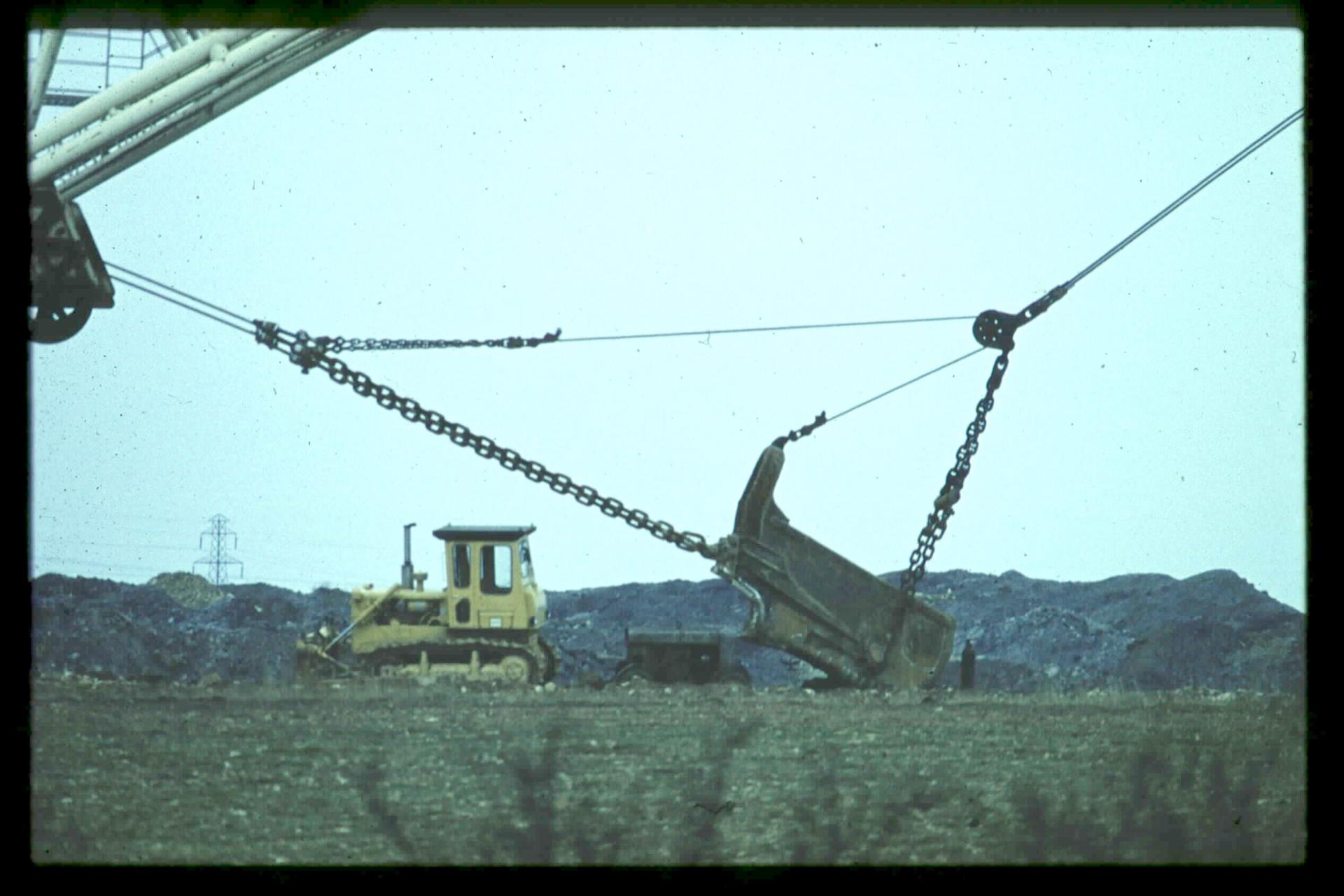How do you cross the line with a Giant Dragline - Permanent Way ...
