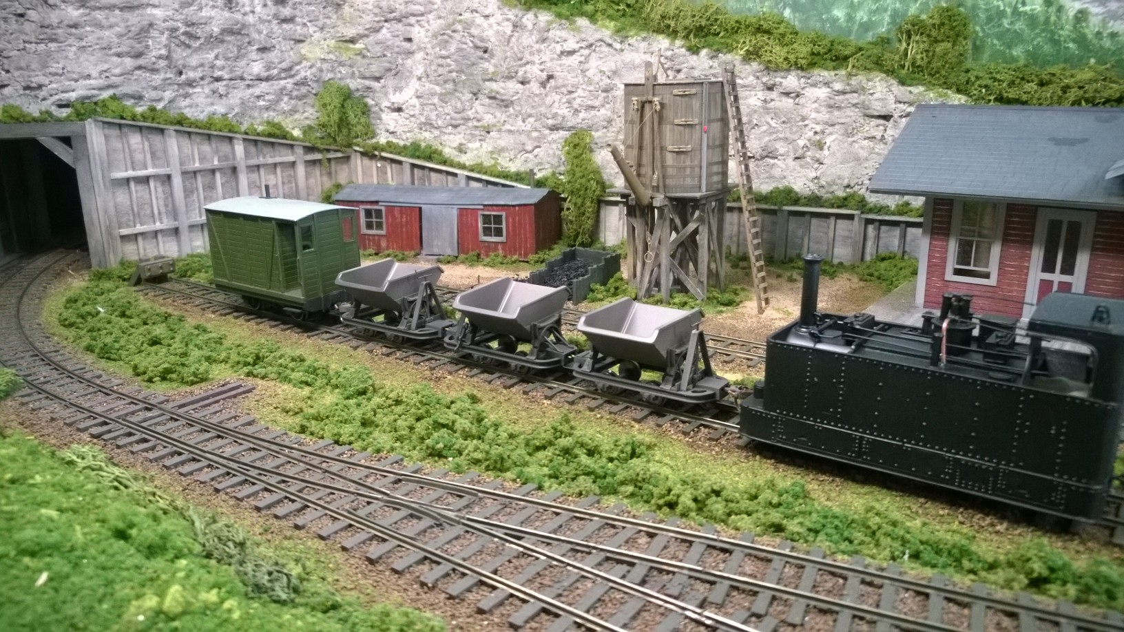 Bachmann On30 V-Dump cars - wheels on ME turnouts - Narrow Gauge ...