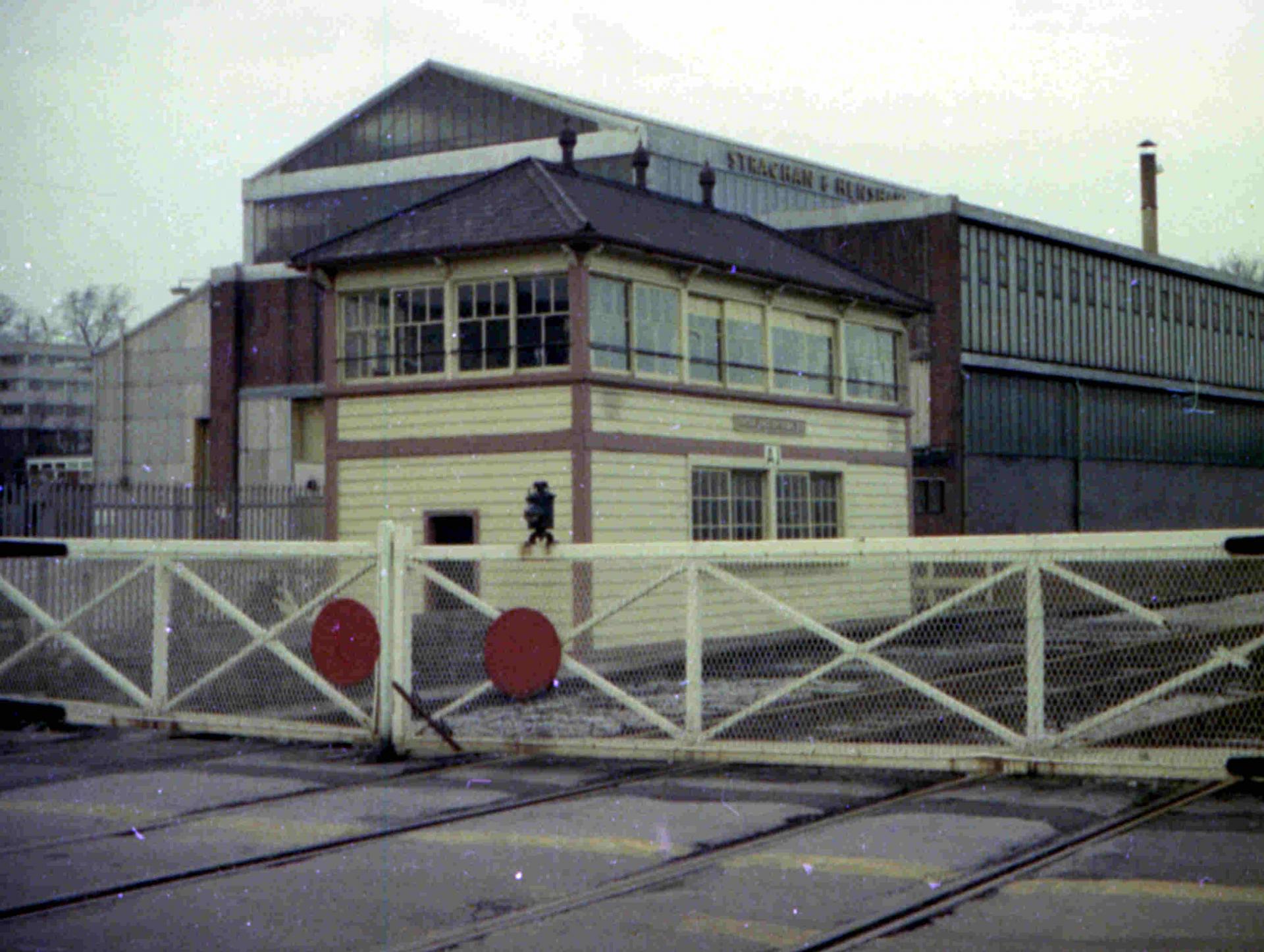 3 track gated level crossing. - UK Prototype Questions - RMweb
