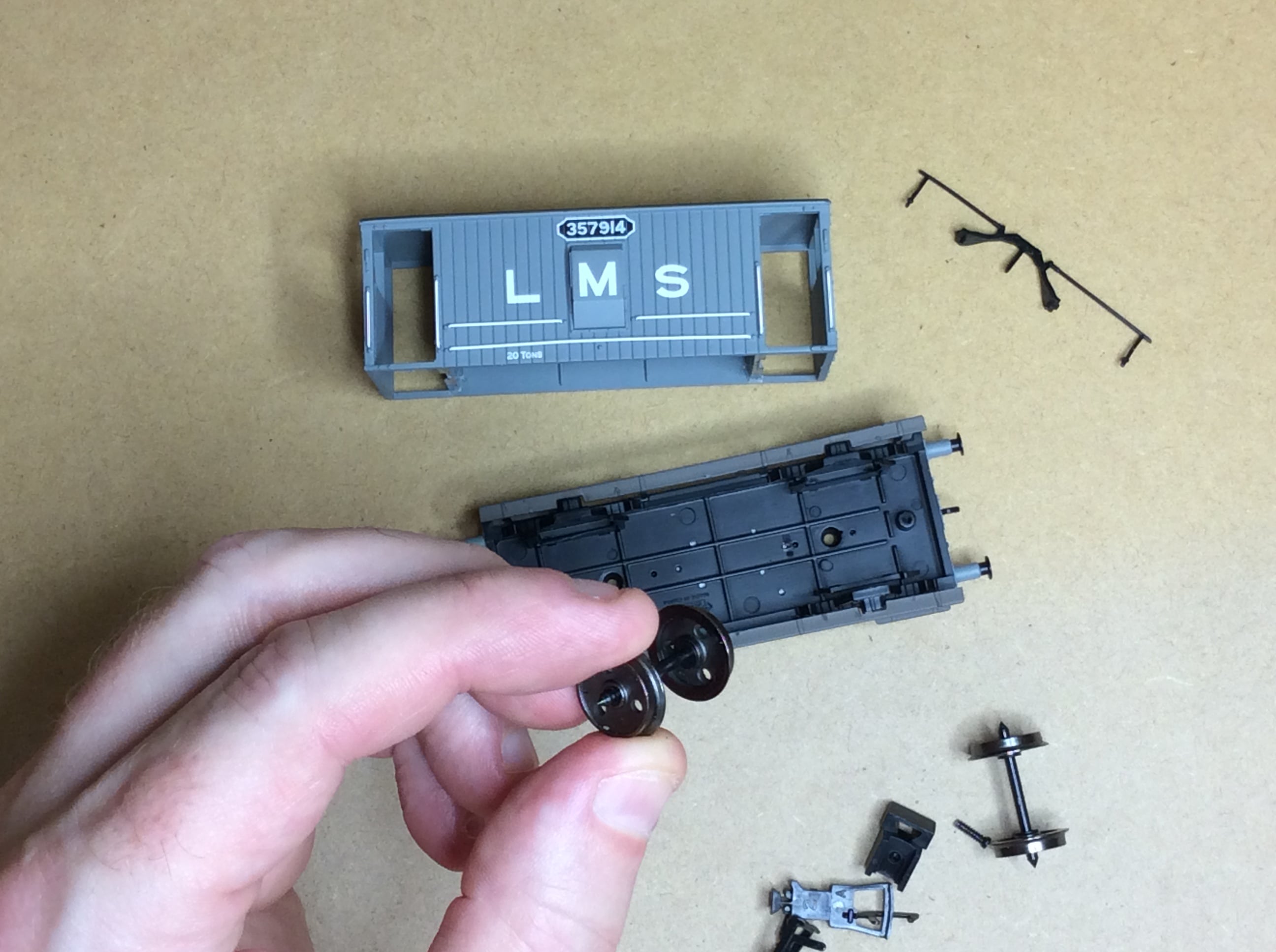Installing pickups, lamps and Digitrax Transponding decoder to LMS ...
