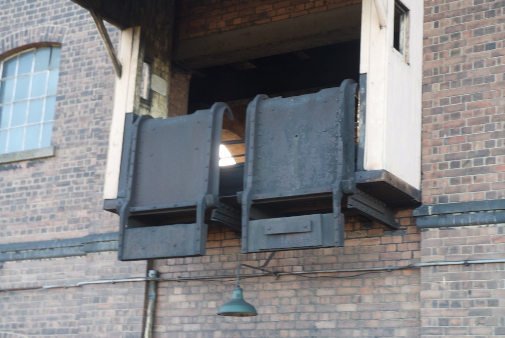 Coal Hole - pivoted chutes - The Legge Lane MPD Blog - RMweb