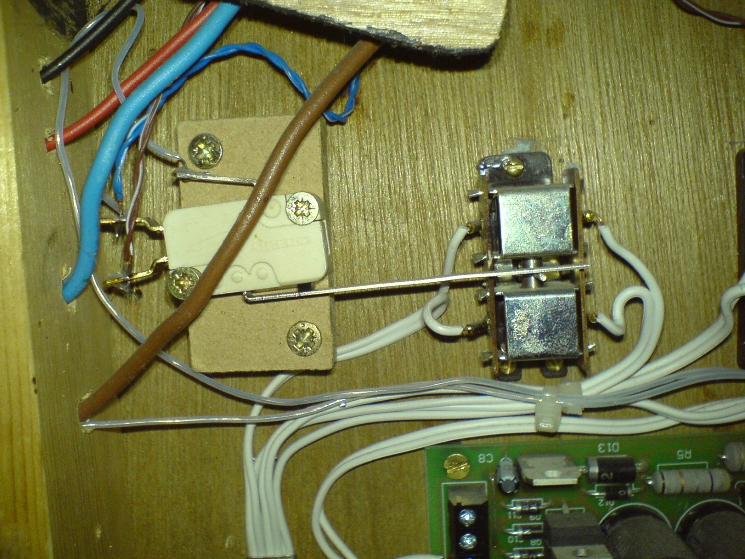 Microswitch for Peco points - Electrics (non-DCC) - RMweb