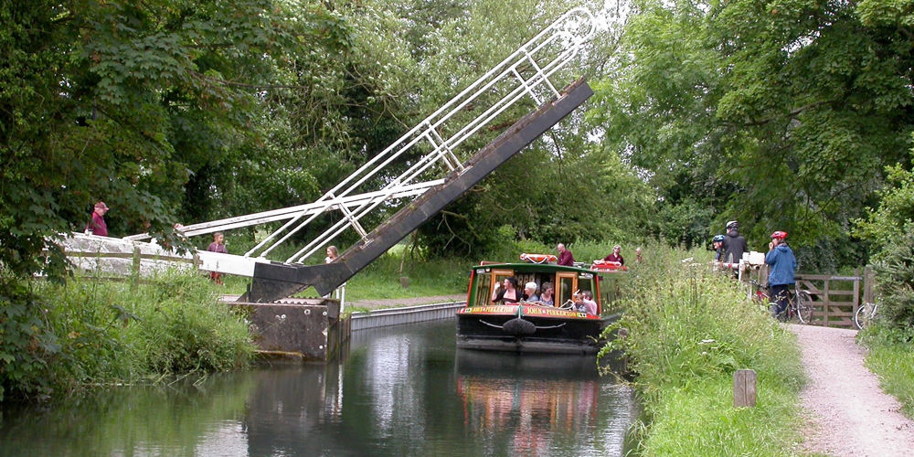 Bridging a canal - a dilemma - Layout & Track Design - RMweb