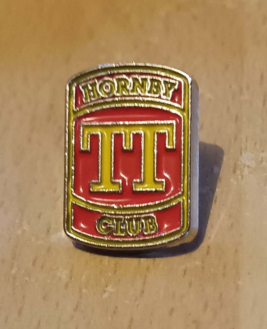 New TT:120 Club pin badge echoes the old Tri-ang Railways badges ...