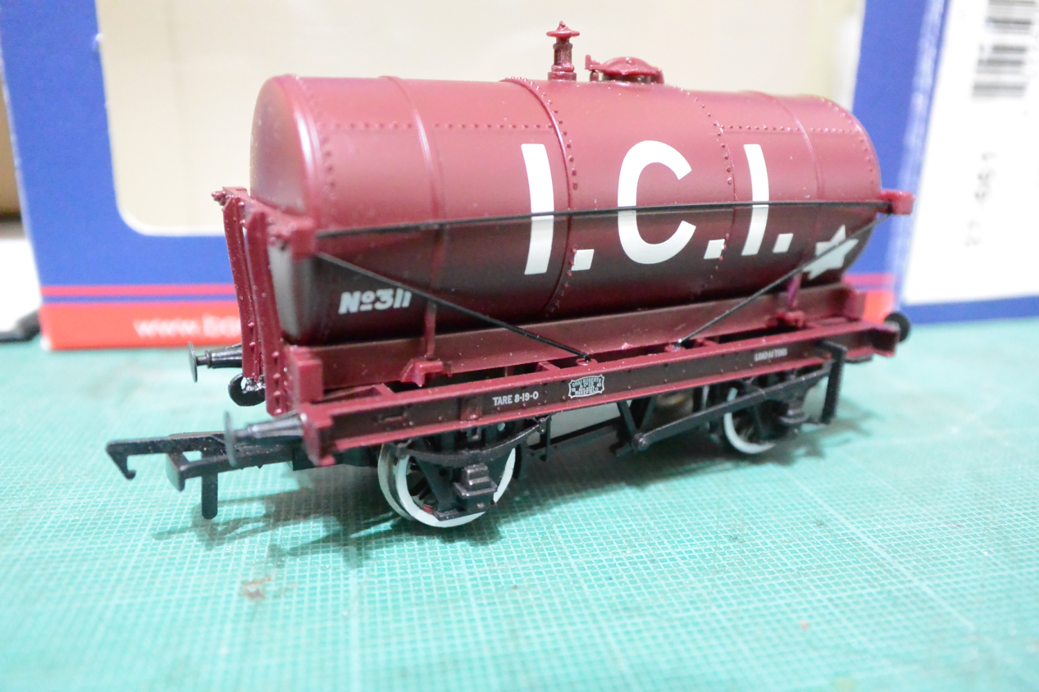Bachmann 14T ICI tank wagon 37-661 (maroon livery) - Modelling ...