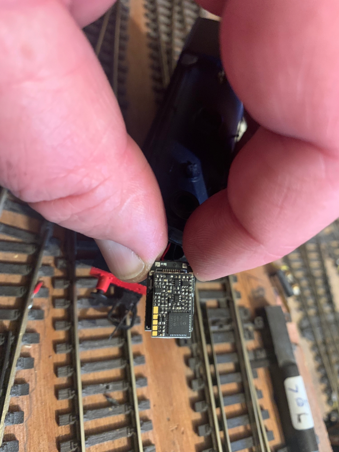 Fitting A Stay Alive to a Bachmann Next18 Decoder (36-567) - DCC Help ...