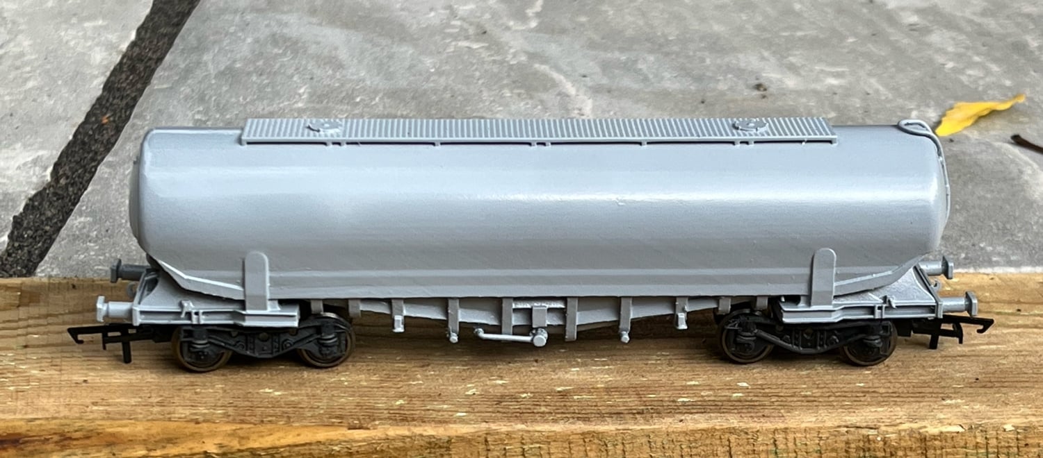 What colour is the light grey used on many modern tank wagons? - UK ...