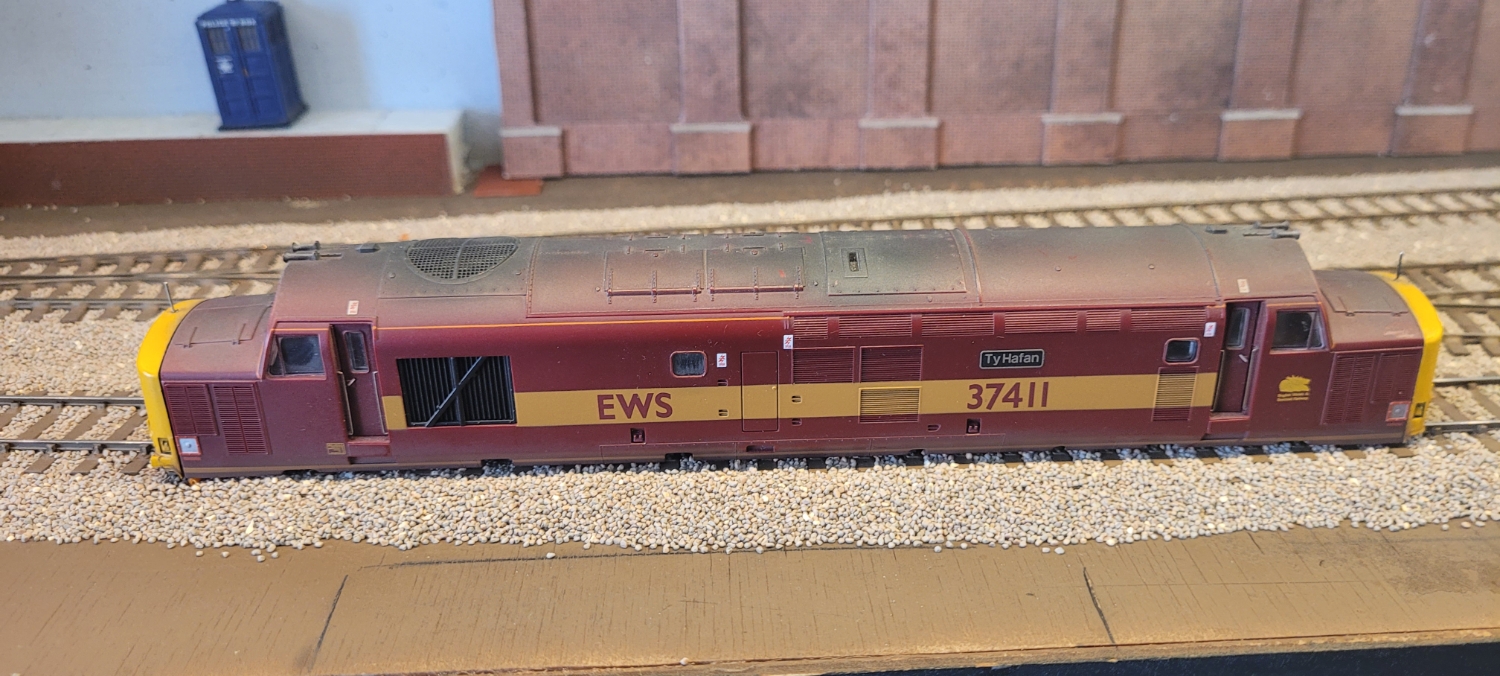 (Reduced) Bachmann class 37 Bodyshell EWS livery light weathering ...