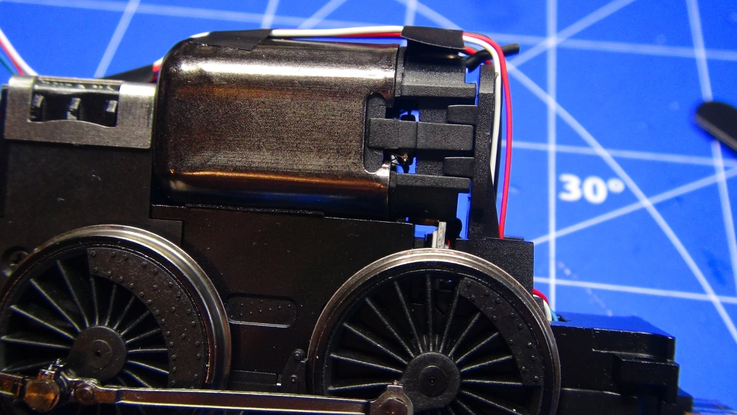 Fitting Sound and modifying lighting to New Hornby Black 5 - DCC Sound ...