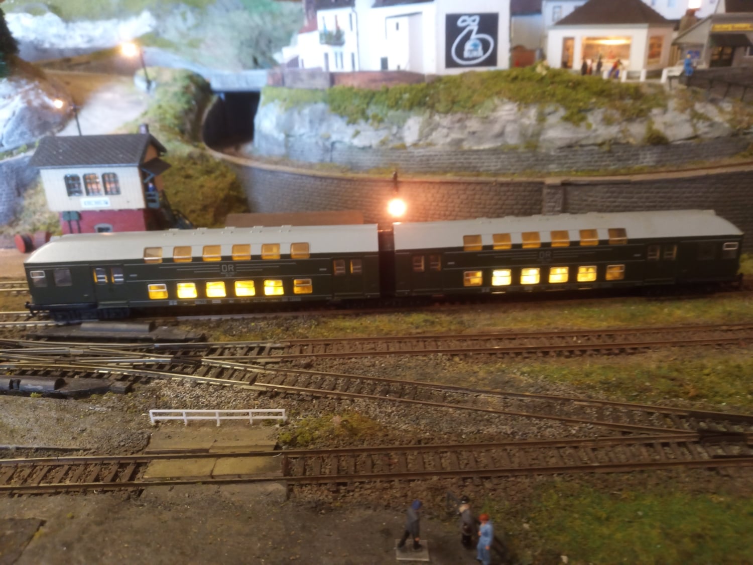 Cheap, cheerful and very effective coach lighting - German Railways 🇩🇪 ...
