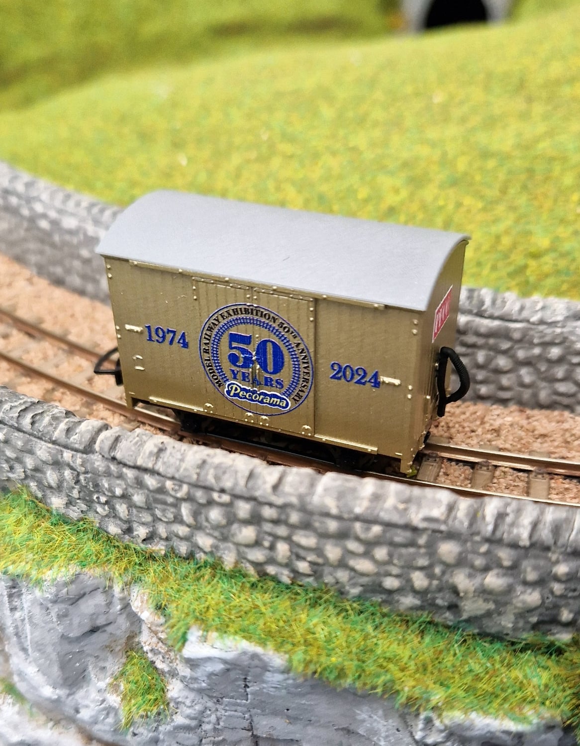 Model railway exhibit steams into a golden age - Peco - RMweb