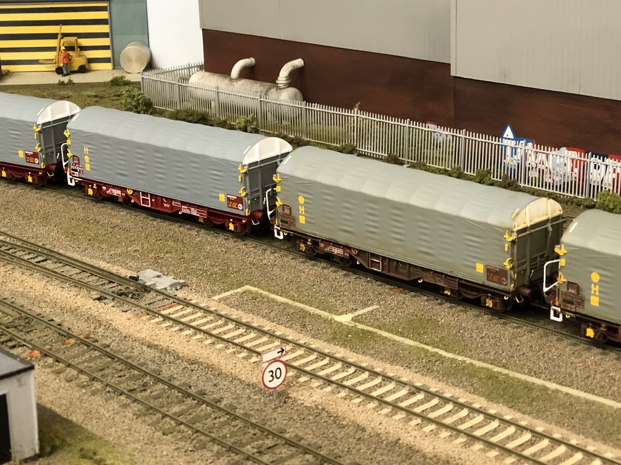 Revolution Trains offers IHA-F Sfhimms wagons in 00 and N - Page 5 ...