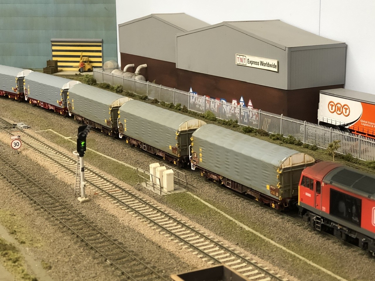 Revolution Trains offers IHA-F Sfhimms wagons in 00 and N - Page 5 ...