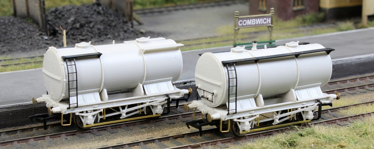 Ammonium Nitrate / Chemical Tank Wagons in OO from Rapido Trains UK ...