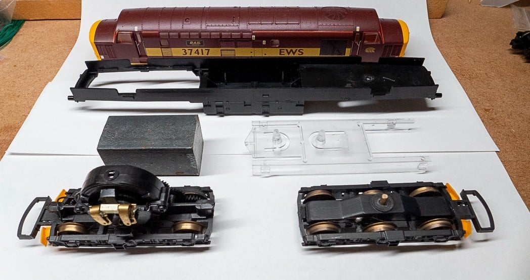 Lima Class 37 - Conversion to DCC , Dual Powered Bogies and Lights ...