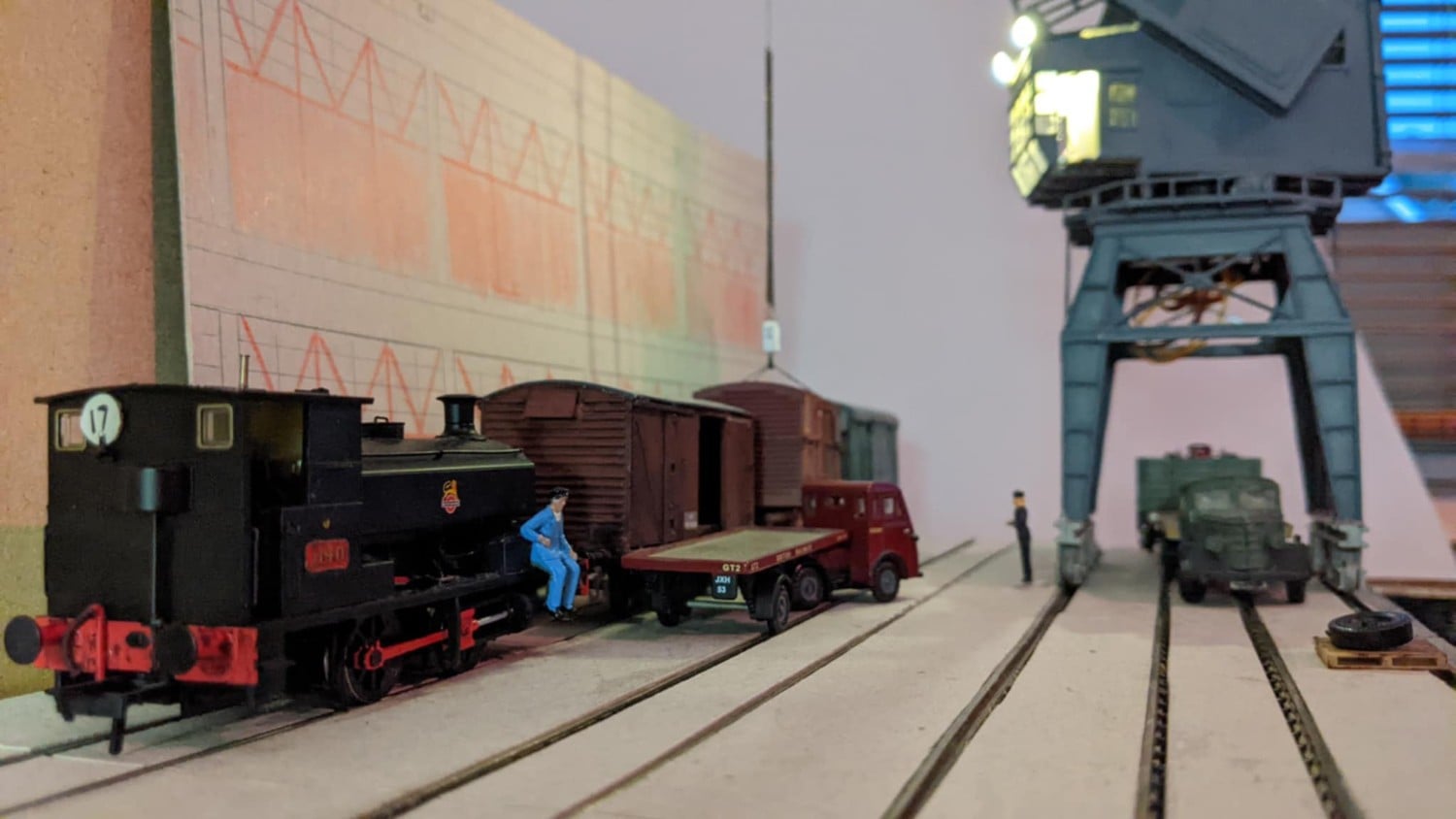 Princes Wharf - OO Gauge diorama with working dock crane - Boxfiles ...