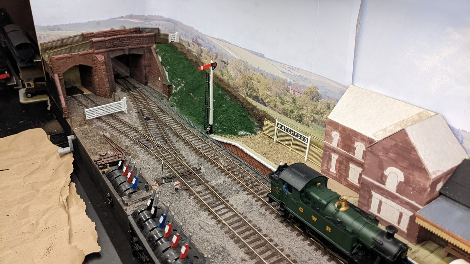 Watchford - OO Gauge GWR in a 77L Really Useful Box (plus a bit ...