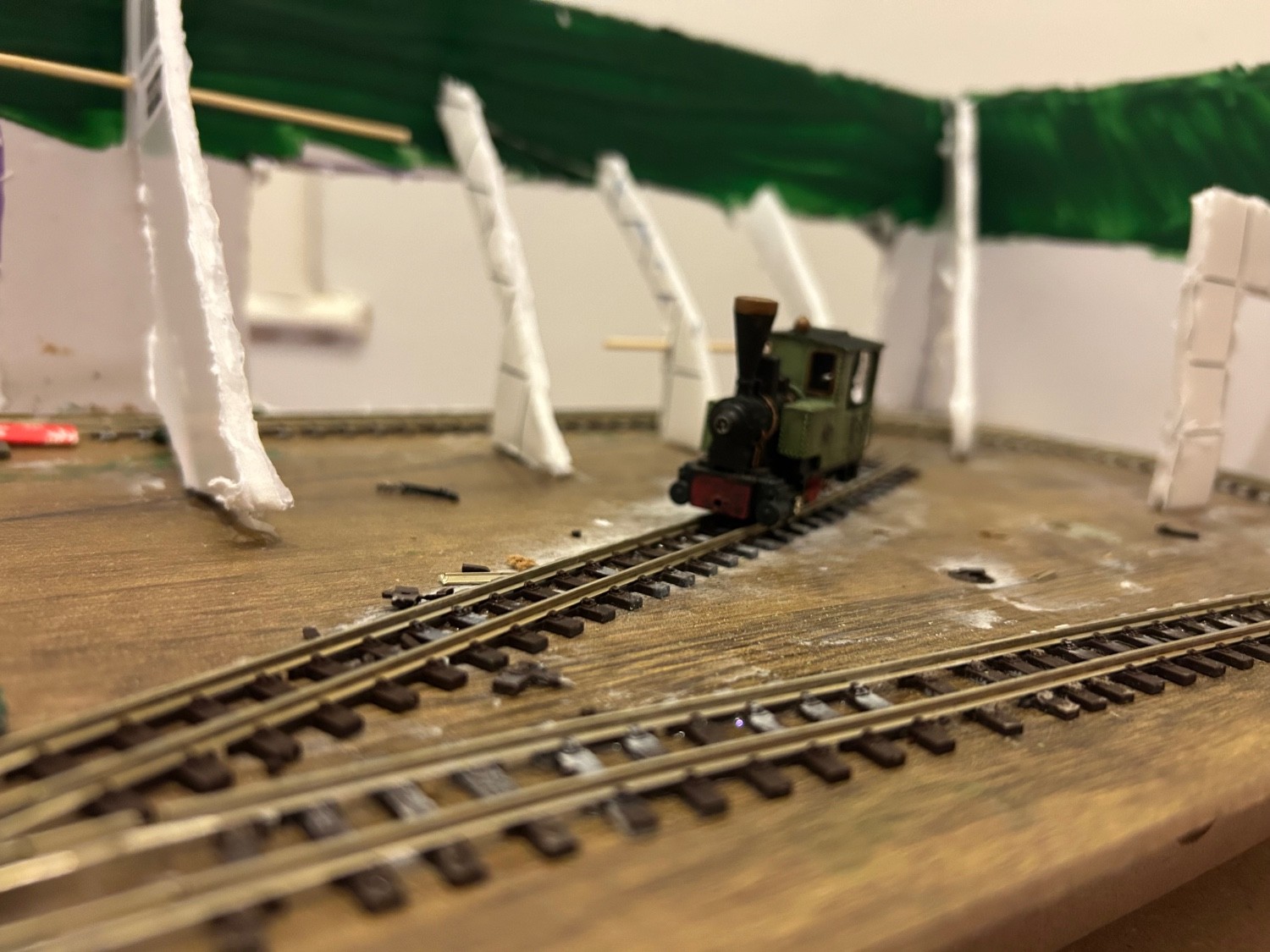 A Tighty Roundy- 009 Shelf layout - Modelling musings & miscellany - RMweb