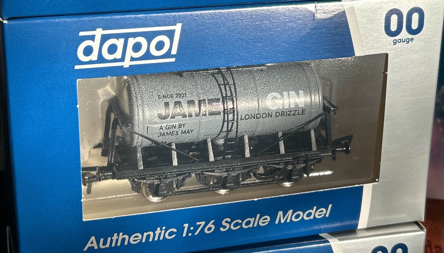 Dapol/Rails James Gin Tanker Paint Defect - £25 Wagons Should Not Do ...